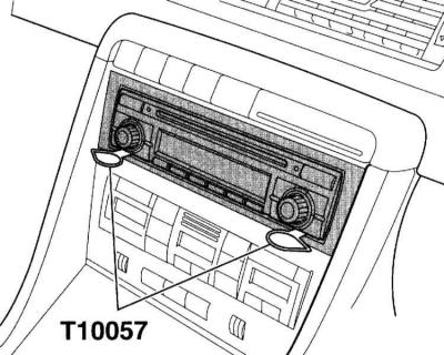 Премахване и монтиране на радио/навигация/CD чейнджър (Audi А4 B6, 2000 ...