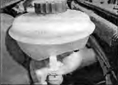 Уровень жидкости в приводе тормозов и сцепления (Ауди А4 Б5, 1994-2001 ...