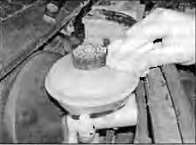 Уровень жидкости в приводе тормозов и сцепления (Ауди А4 Б5, 1994-2001 ...