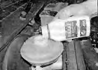 Уровень жидкости в приводе тормозов и сцепления (Ауди А4 Б5, 1994-2001 ...